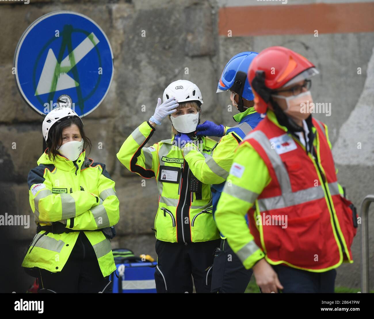 Rome, Italy. 9th Mar, 2020. First-aid personnel stand by a road in ...