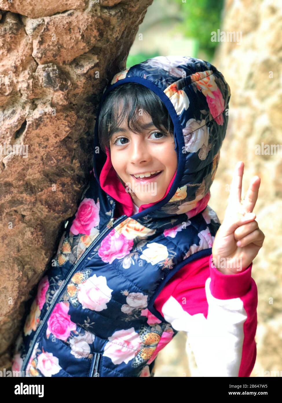 Girl with v sign hi-res stock photography and images - Alamy