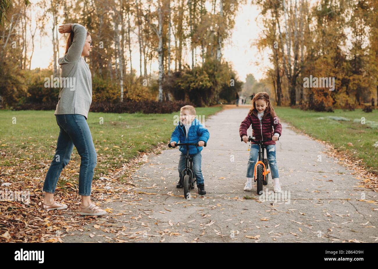 Kids riding bikes happy hi-res stock photography and images - Alamy