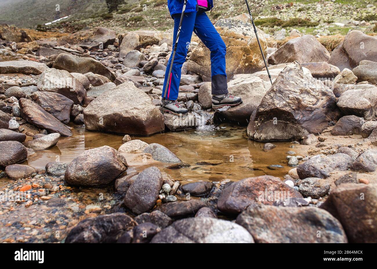 Young people hiking outdoor rocky hi-res stock photography and images ...