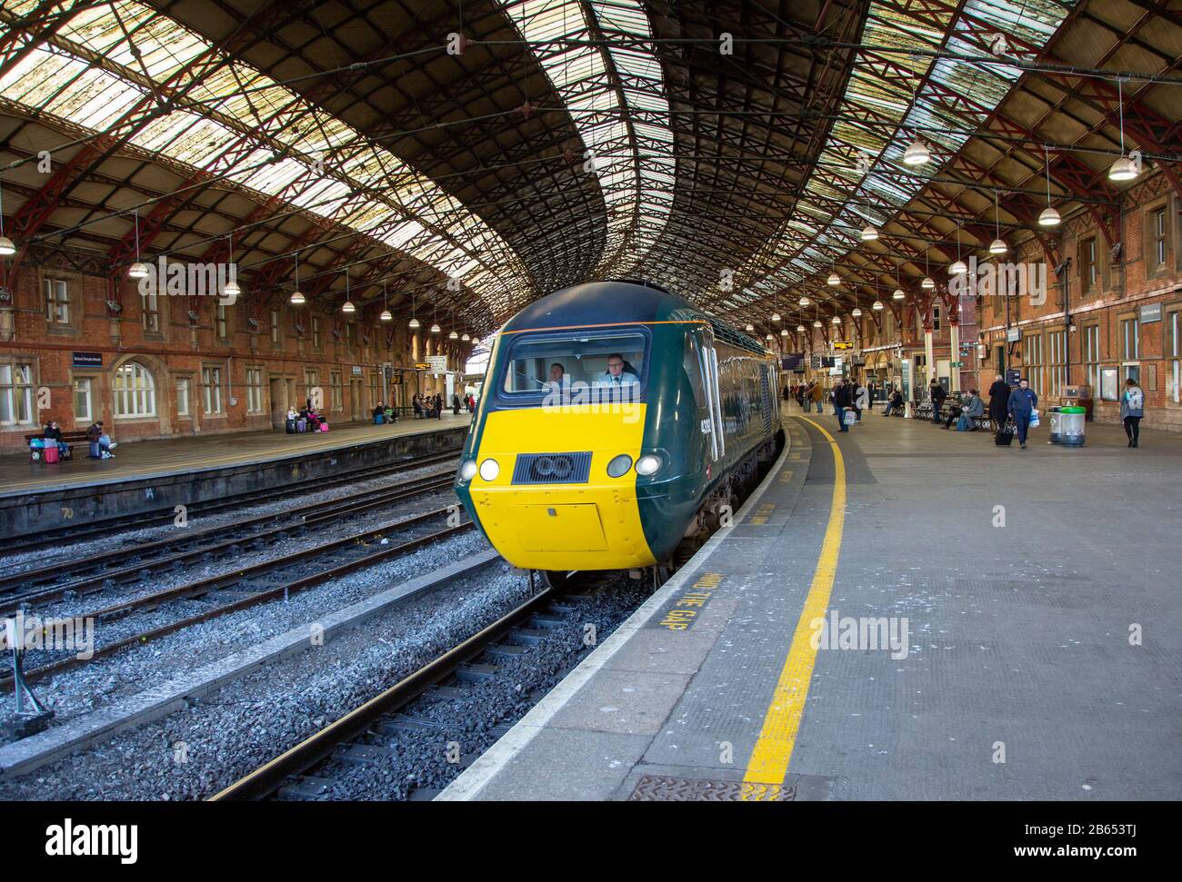 GWR Class 43 high speed train arriving Passengers at platform Temple ...