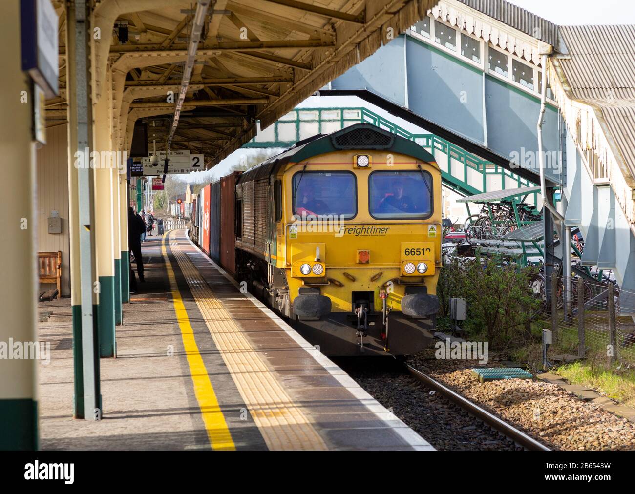 Freightliner Class 66 goods train arriving at platform Chippenham ...