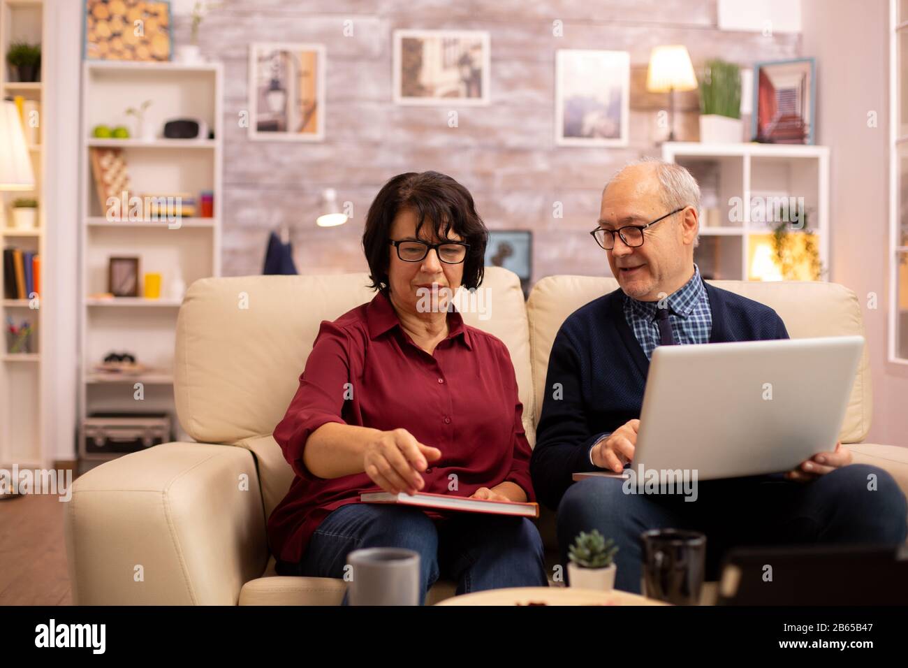 Old people using modern technology hi-res stock photography and images ...