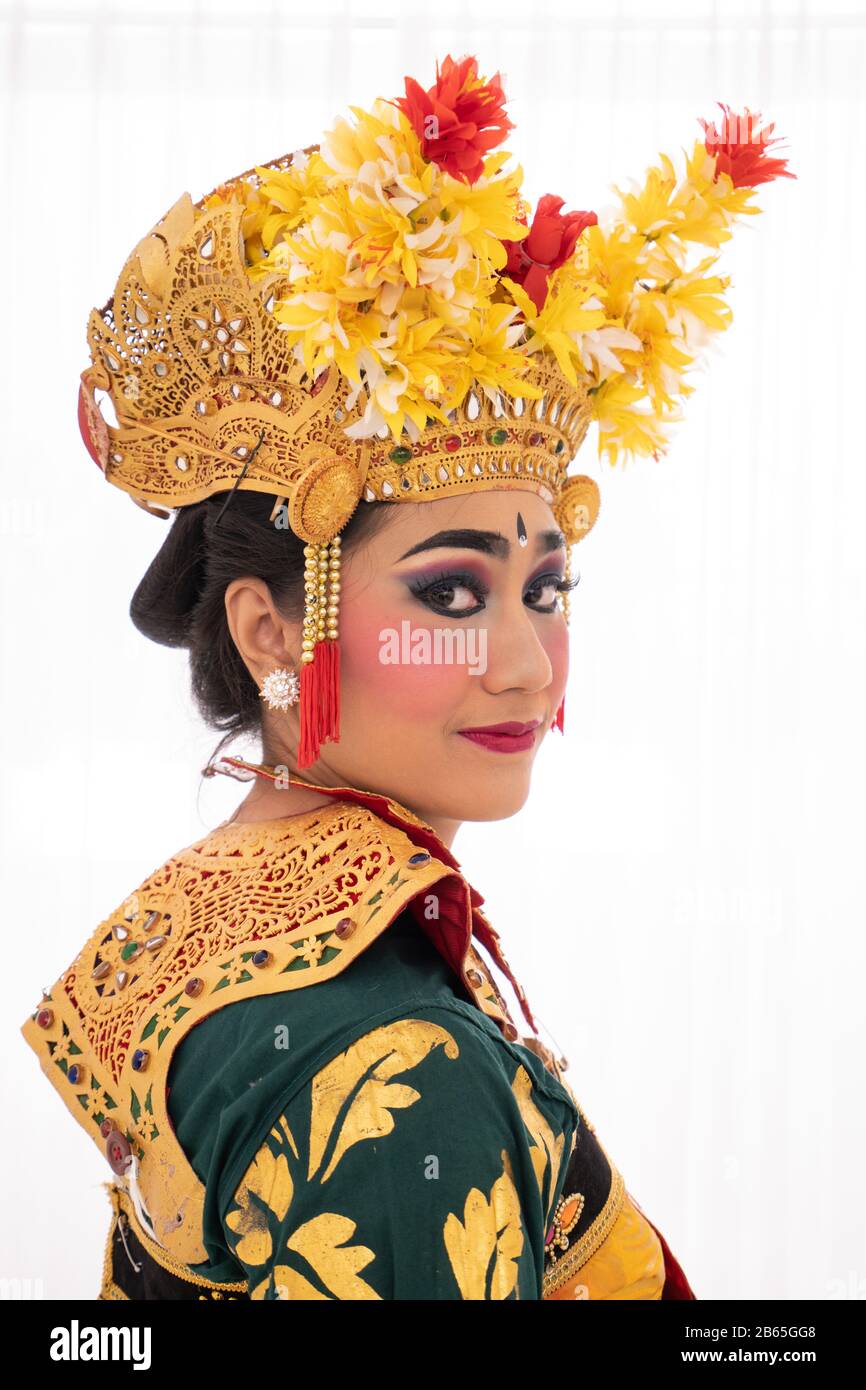 Young woman portrait with Balinese dancer crown, wearing tradional ...