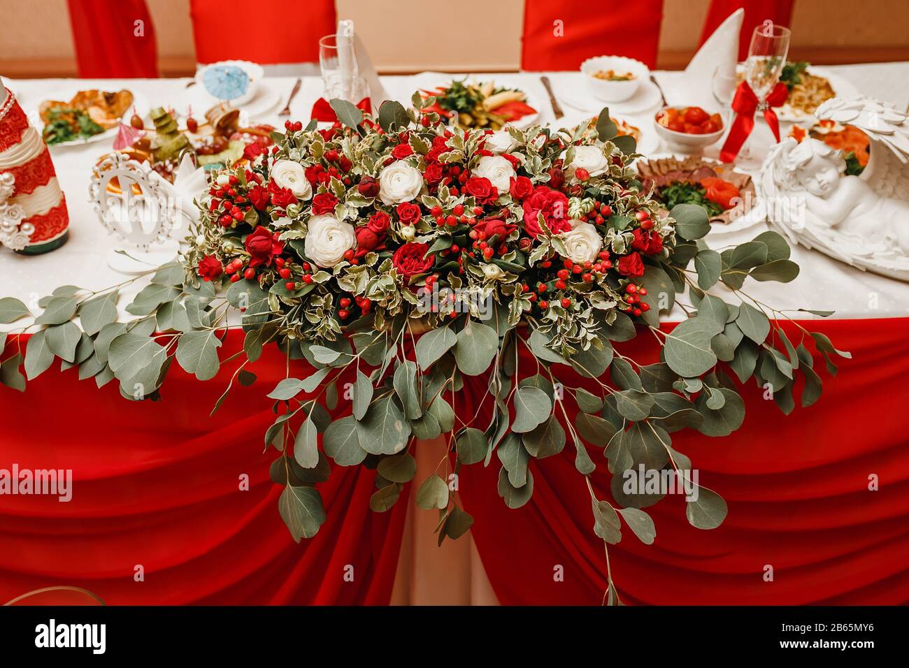 wedding banquet flower decoration in bright red color Stock Photo - Alamy