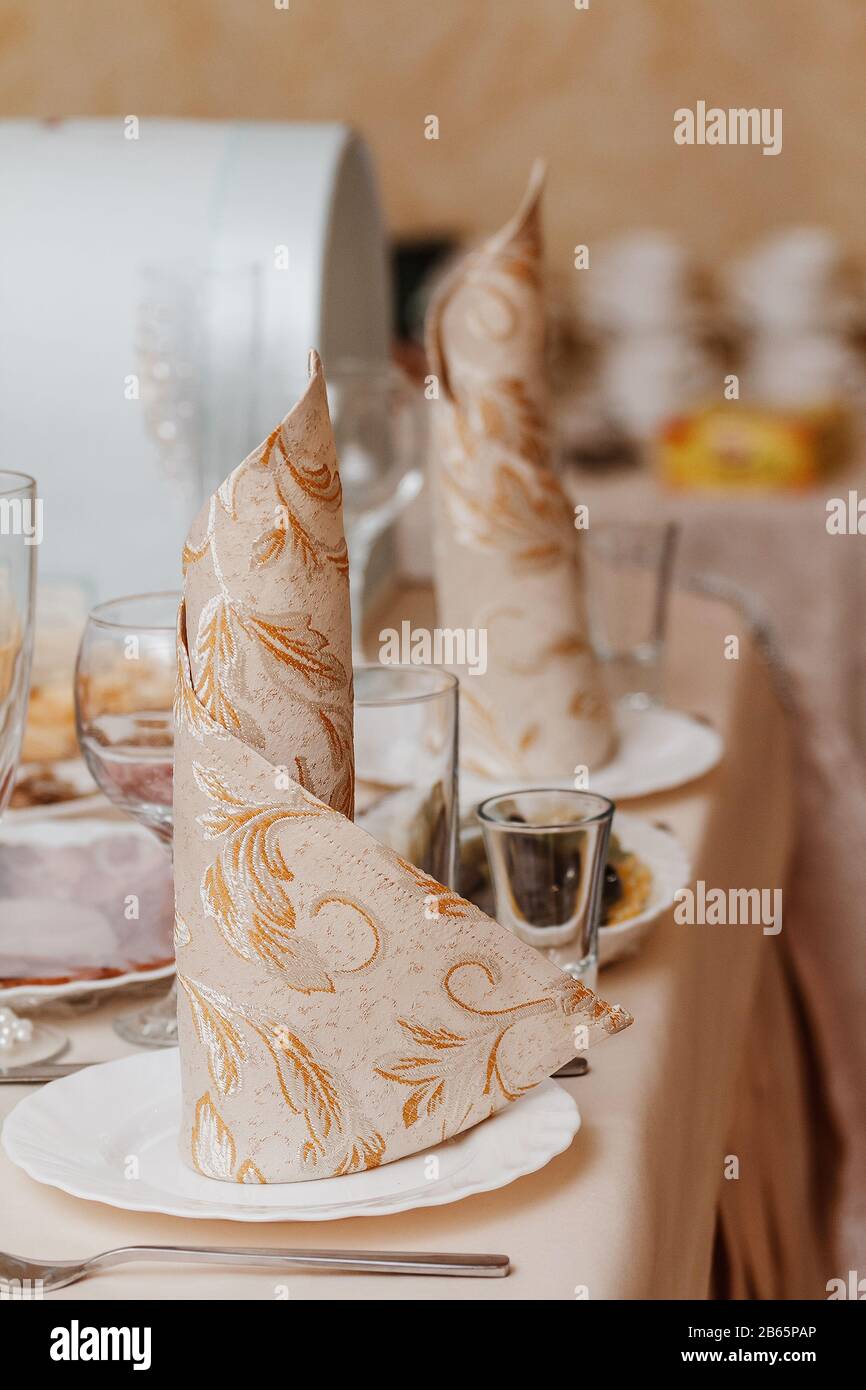 Napkins and plates on table in restaurant Stock Photo - Alamy