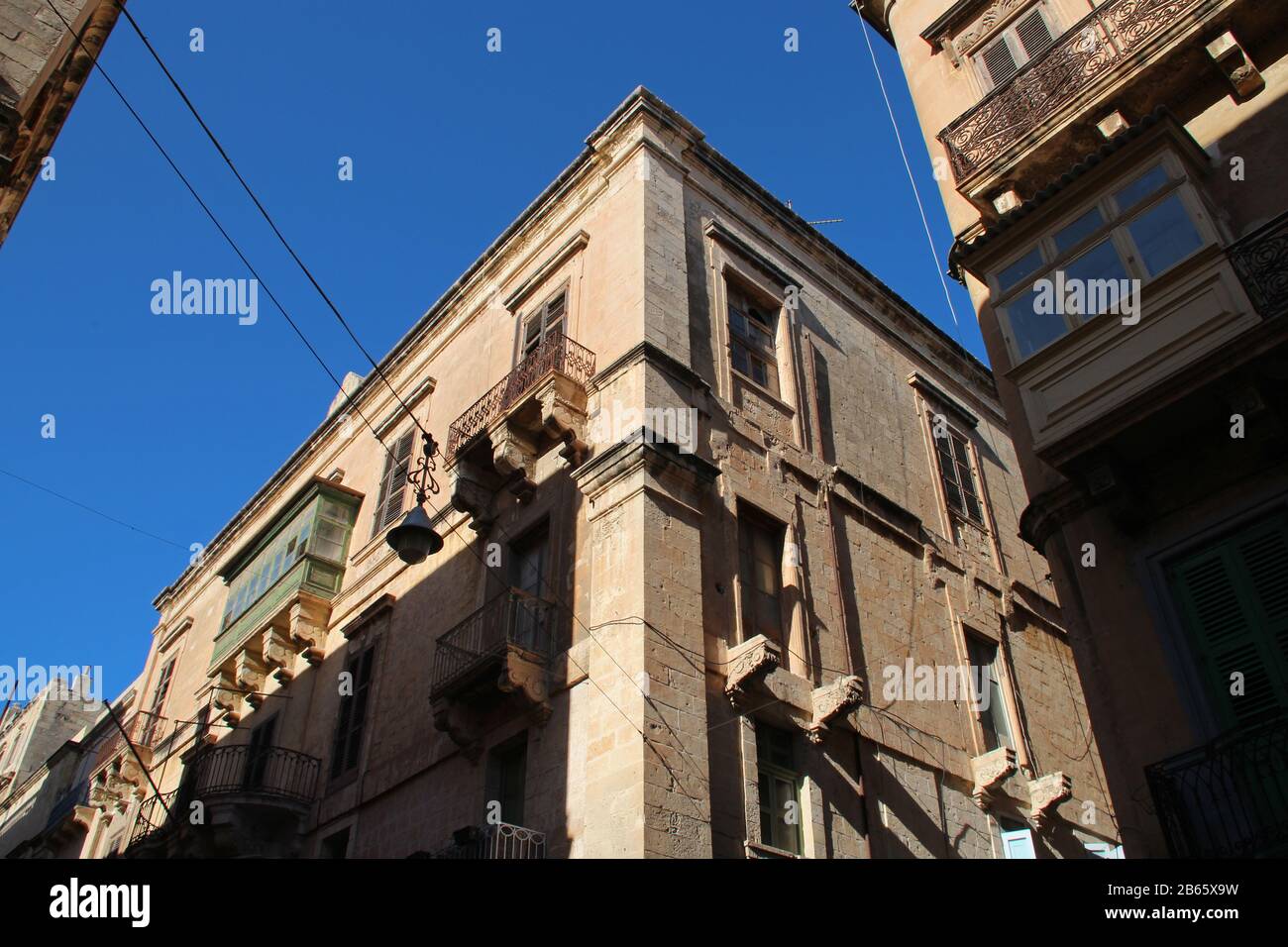 stone flats (?) buildings in valletta (malta Stock Photo - Alamy
