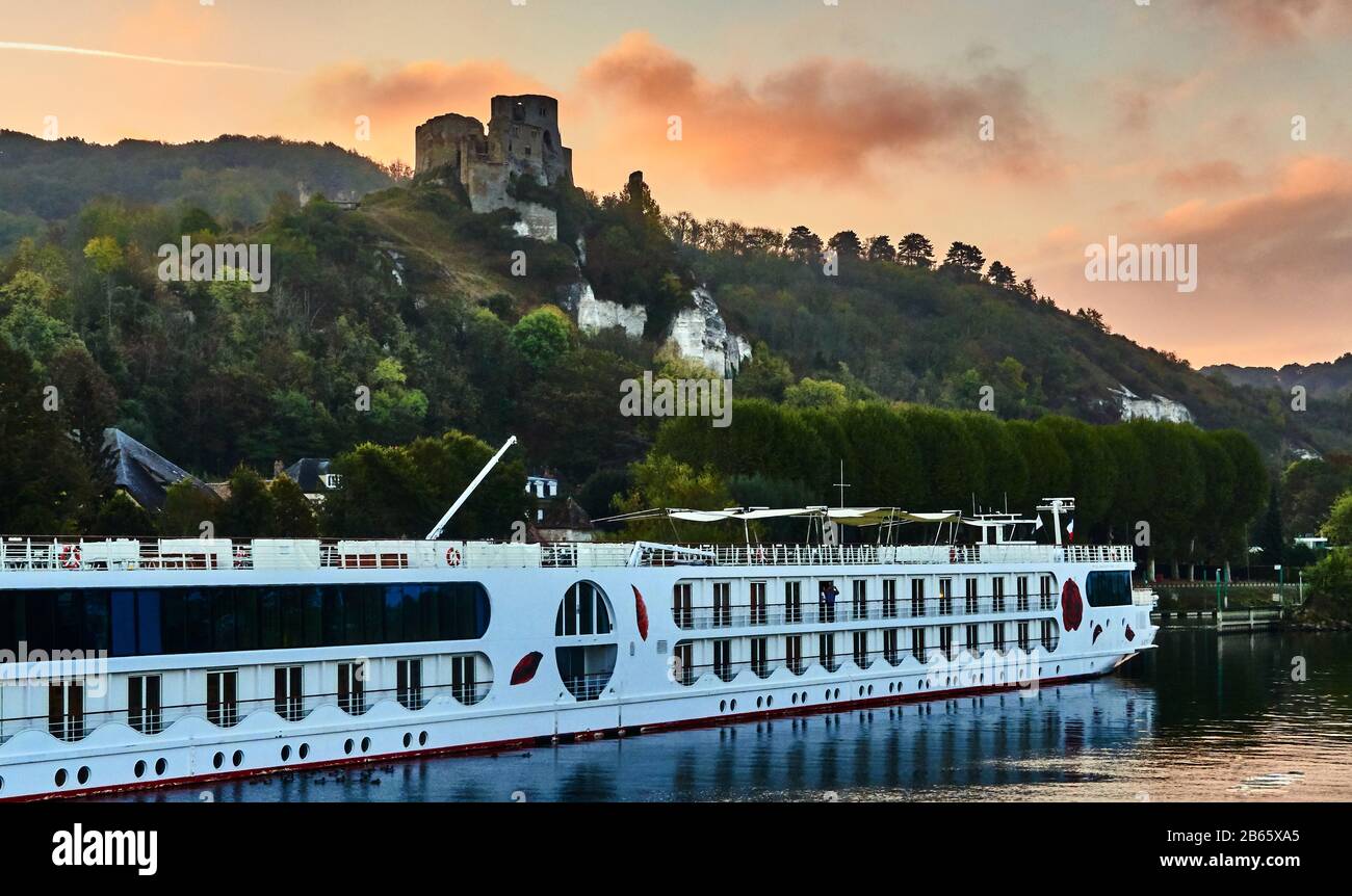 The chateau gaillard overlooking the valley of river seine hi-res stock photography and images ...