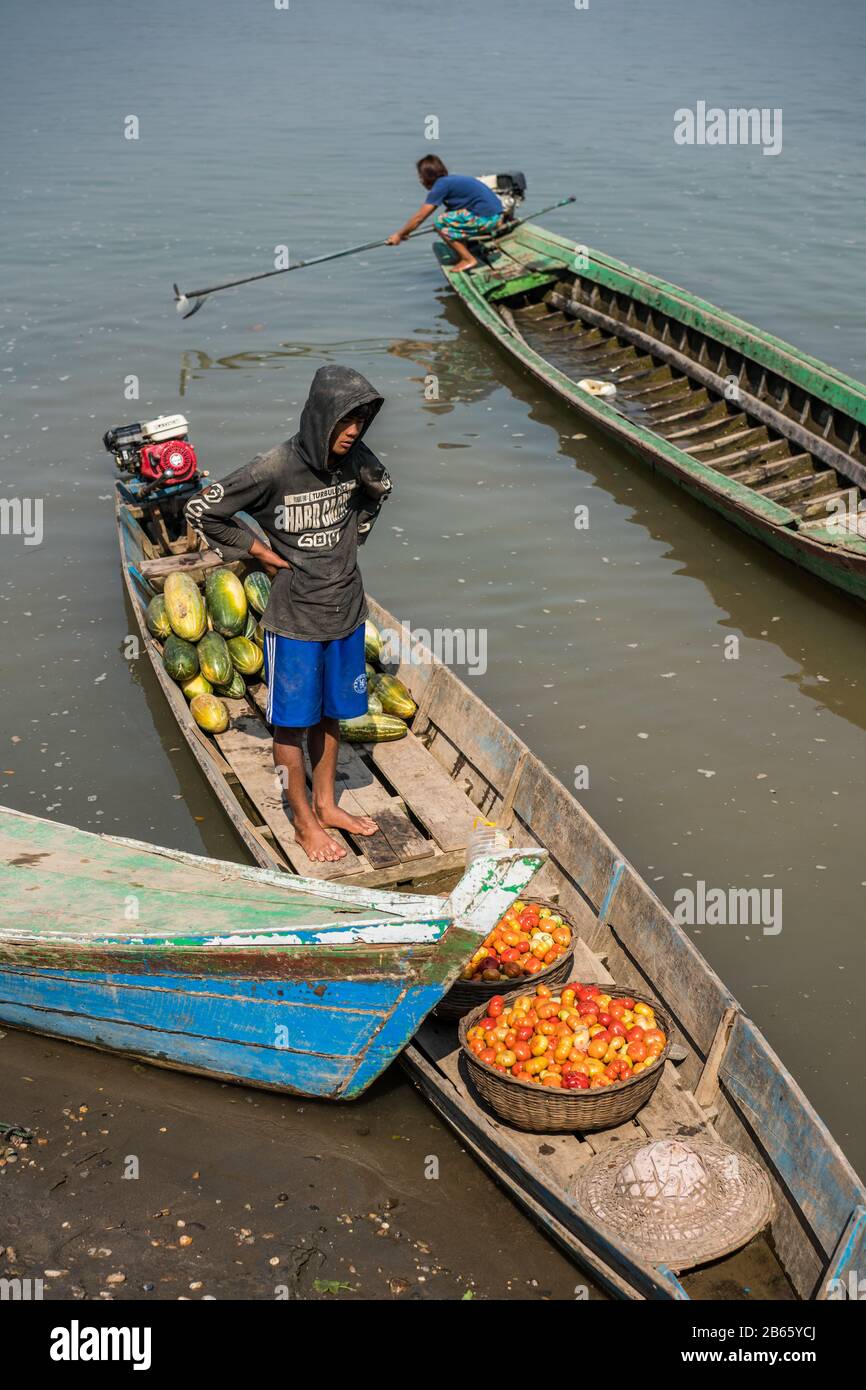 Transport of the vegetable on the river in Hpa An, Myanmar, Asia Stock ...