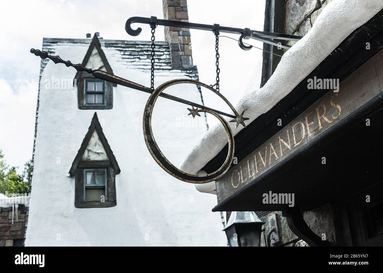 Ollivander's shop the Wizarding world of Harry Potter, Universal ...