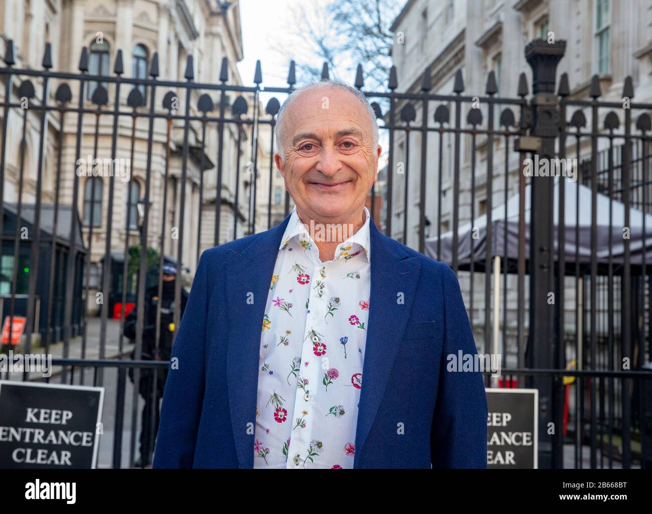 Actor tony robinson at the gates of 10 downing street hi-res stock ...