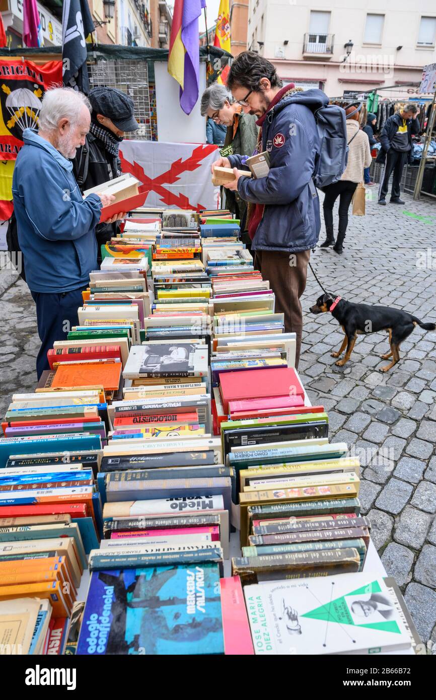 Browsing books hi-res stock photography and images - Alamy