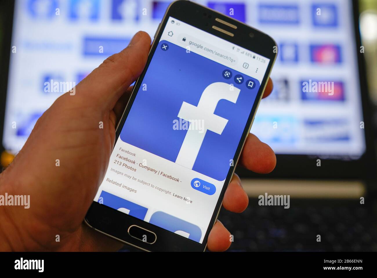 Facebook profile french hi-res stock photography and images - Alamy
