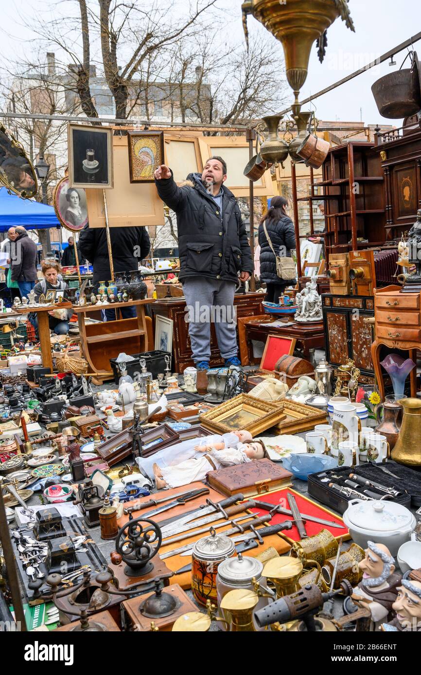 Flea market antique antiques hi-res stock photography and images - Alamy