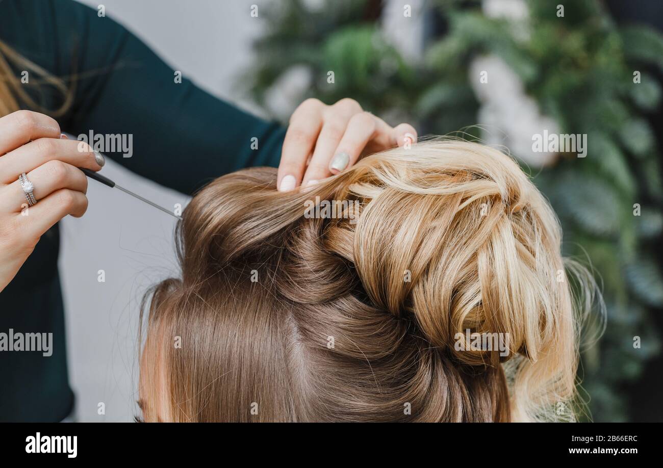 hands of woman combing hair her client in beauty salon Stock Photo - Alamy