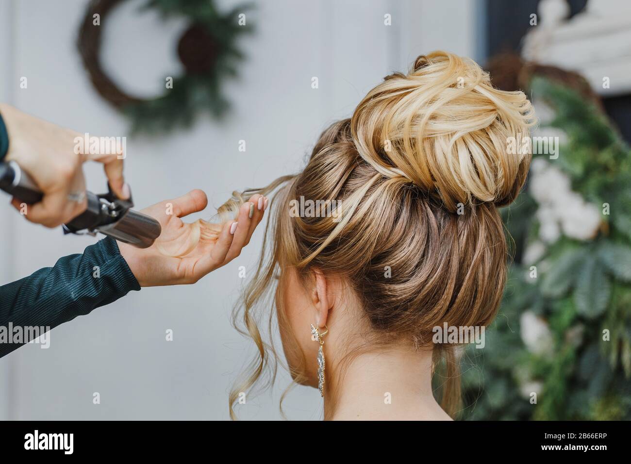 Hairdresser working at the beauty studio salon, making hair style Stock ...