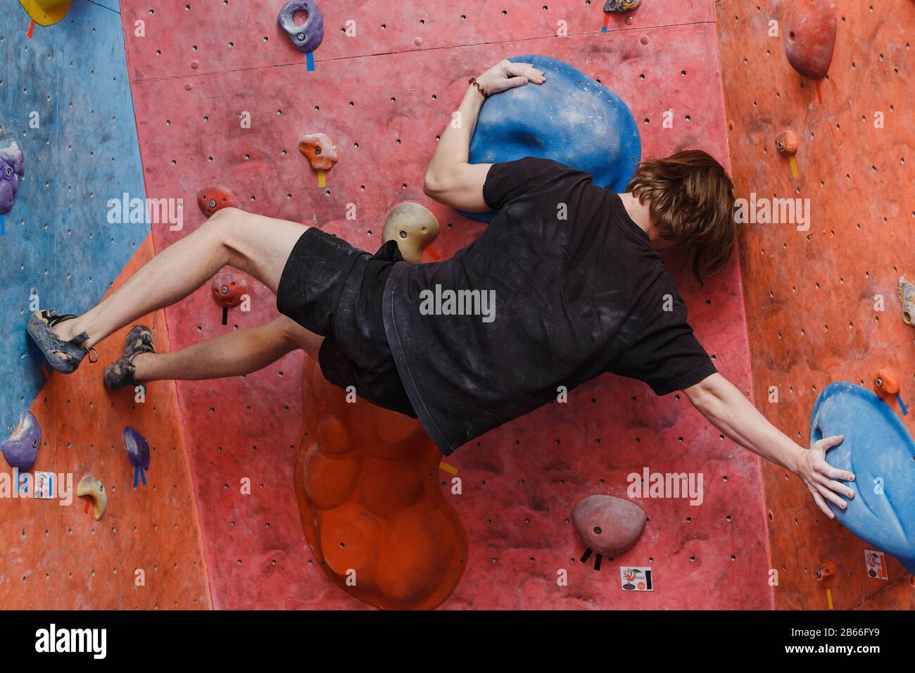 Professional male rock climber hi-res stock photography and images - Alamy