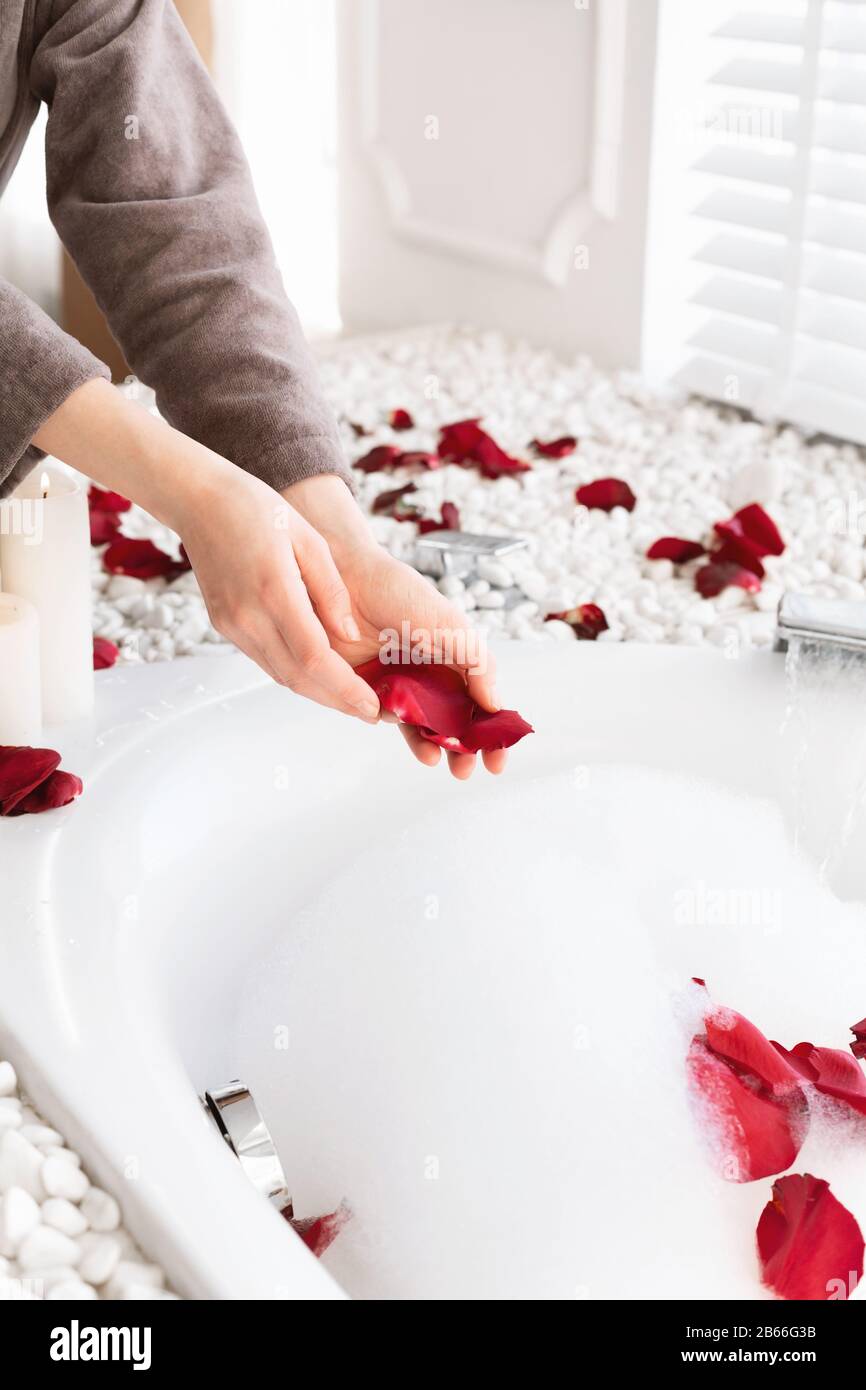 Woman bath rose petals hi-res stock photography and images - Alamy