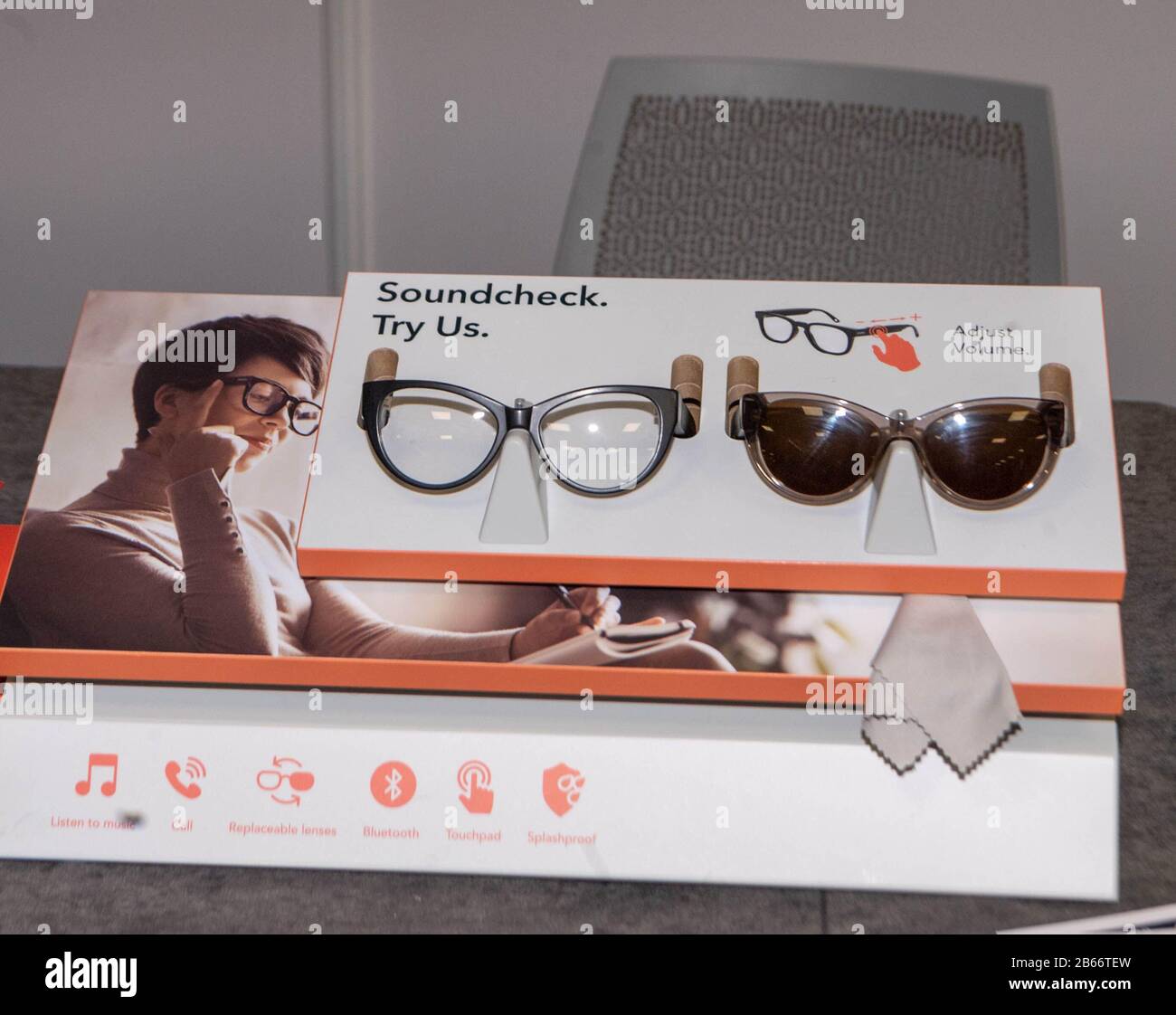 Soundcheck hi-res stock photography and images - Alamy