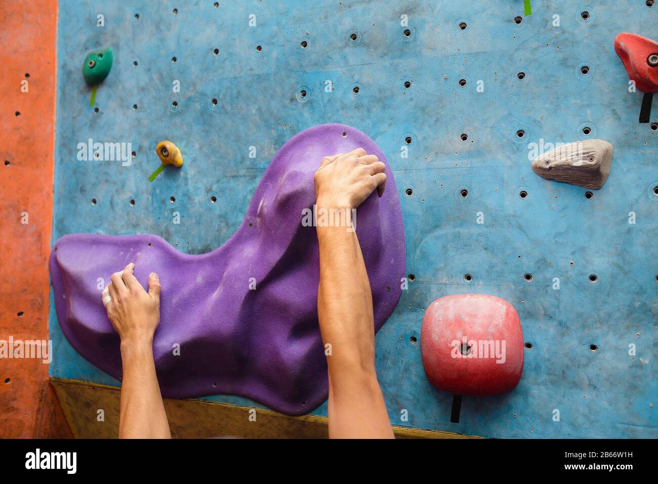 Muscular Climber hand on the bouldering climbing wall grip close-up ...