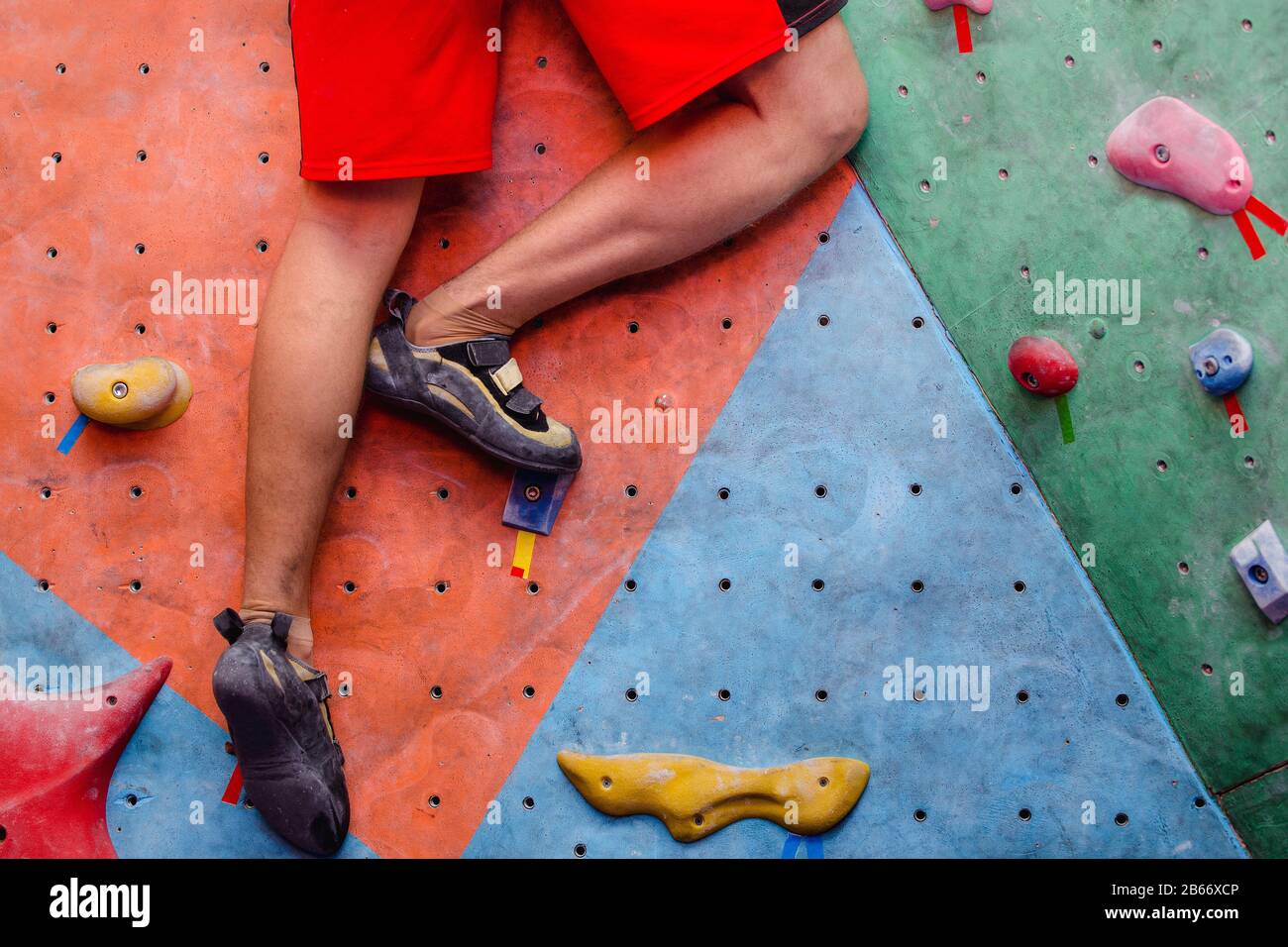 Man bouldering in boulders hi-res stock photography and images - Alamy