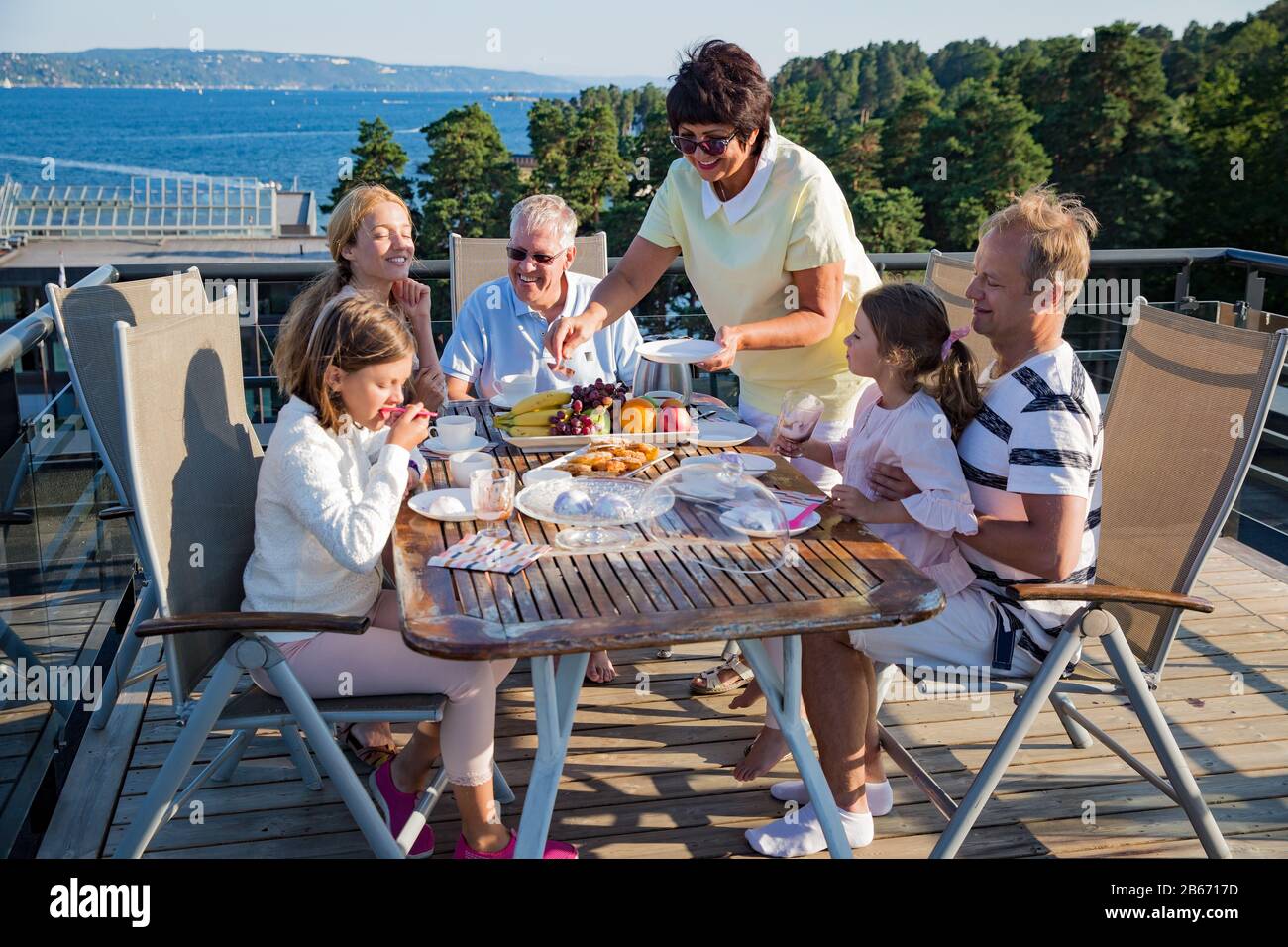 Big family eating outdoors table hi-res stock photography and images ...