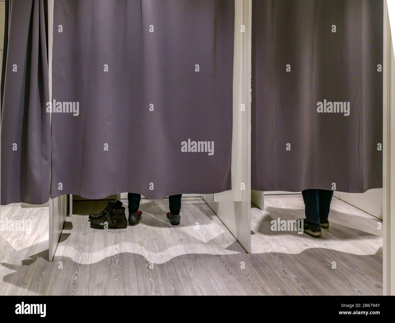 Closed curtains hi-res stock photography and images - Alamy