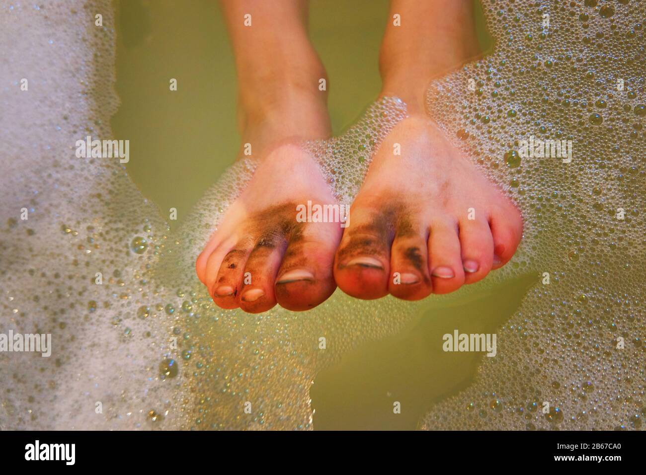 Washing dirty feet with water in the bathtub Stock Photo - Alamy