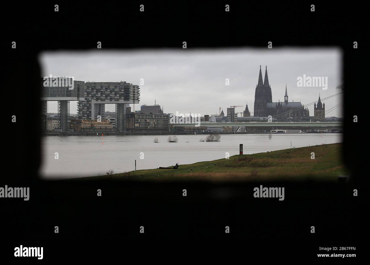 Cologne, Germany. 10th Mar, 2020. The Rhine and the flooded bollard ...