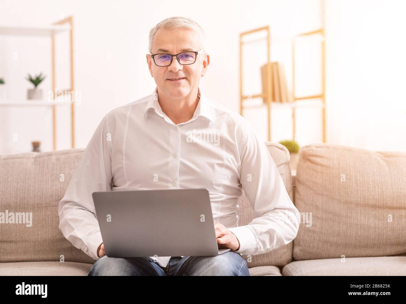 Man age 60s laptop hi-res stock photography and images - Alamy