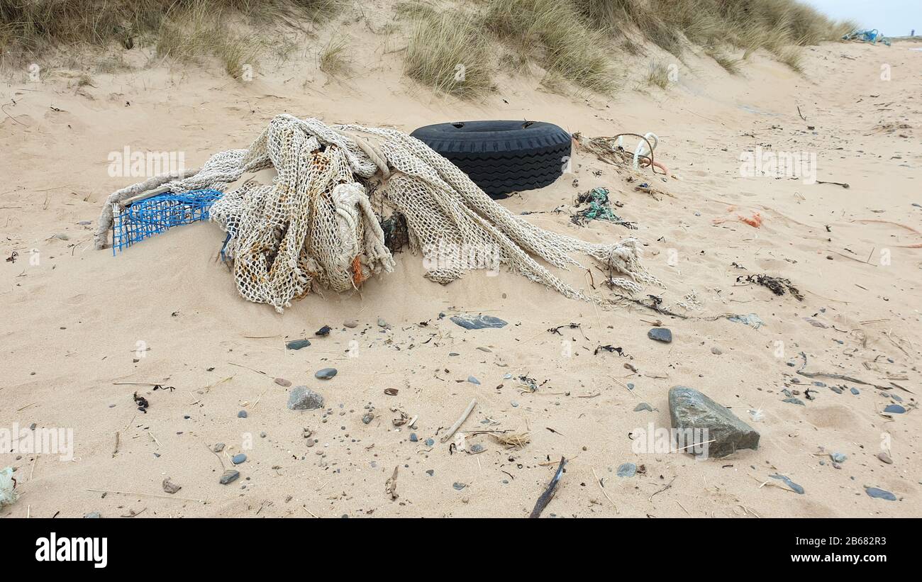 Debris washed up on seashore Stock Photo - Alamy