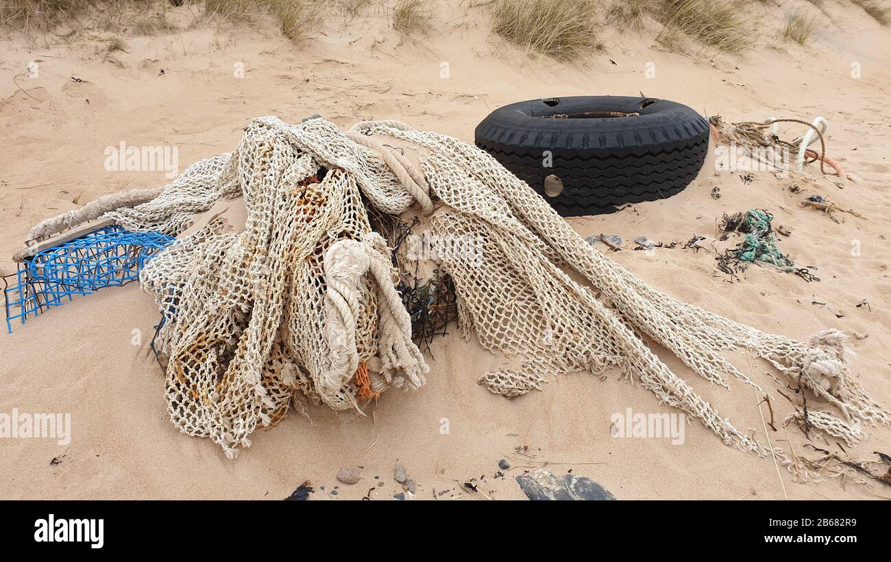 Debris washed up on seashore Stock Photo - Alamy