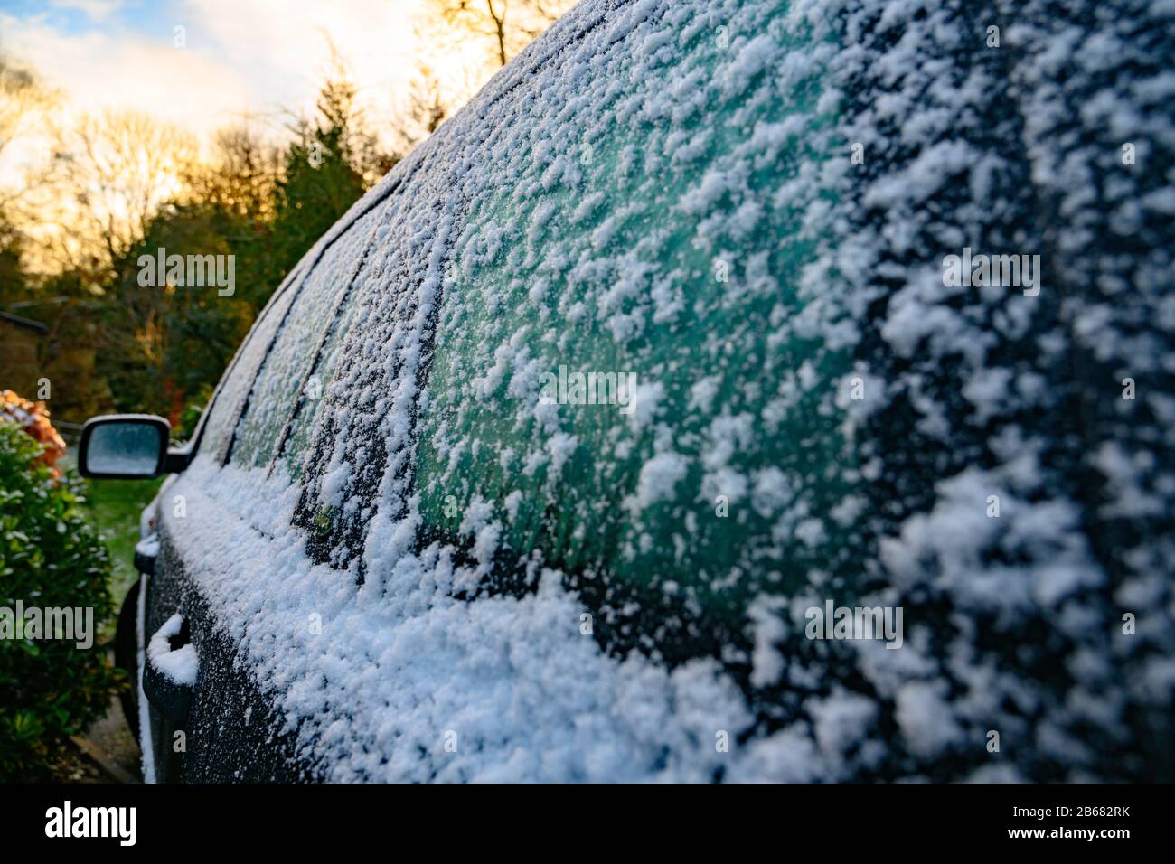 Layer of snow on windows hi-res stock photography and images - Alamy