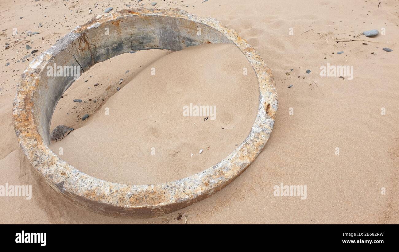 Debris washed up on seashore Stock Photo - Alamy