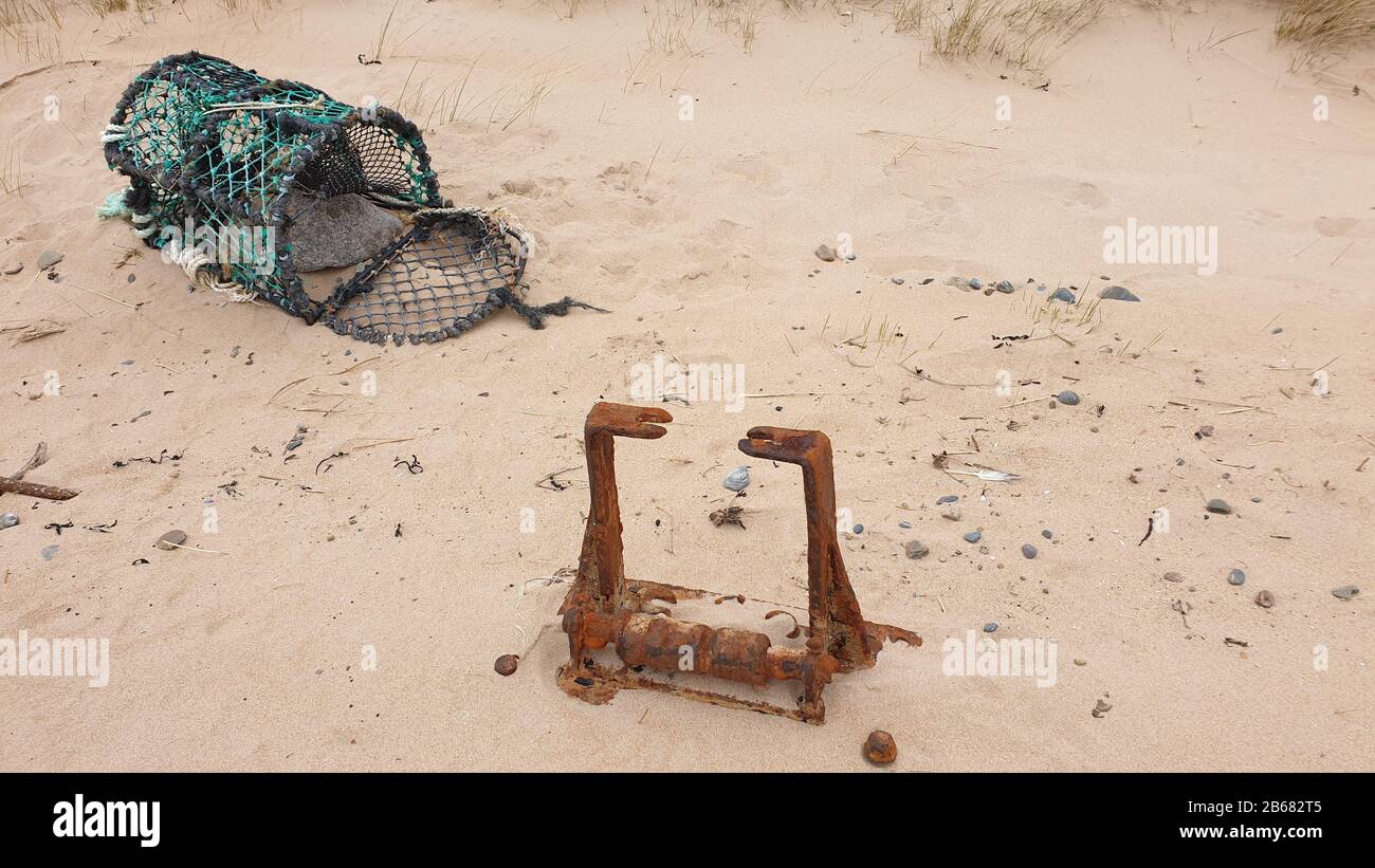 Debris washed up on seashore Stock Photo - Alamy