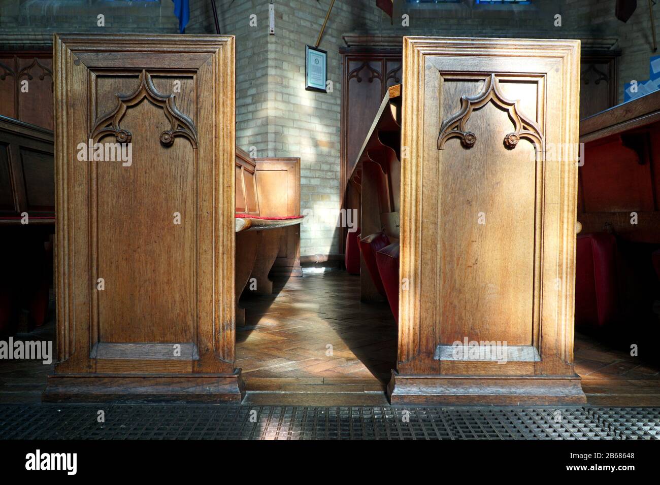 Empty church pews hi-res stock photography and images - Alamy