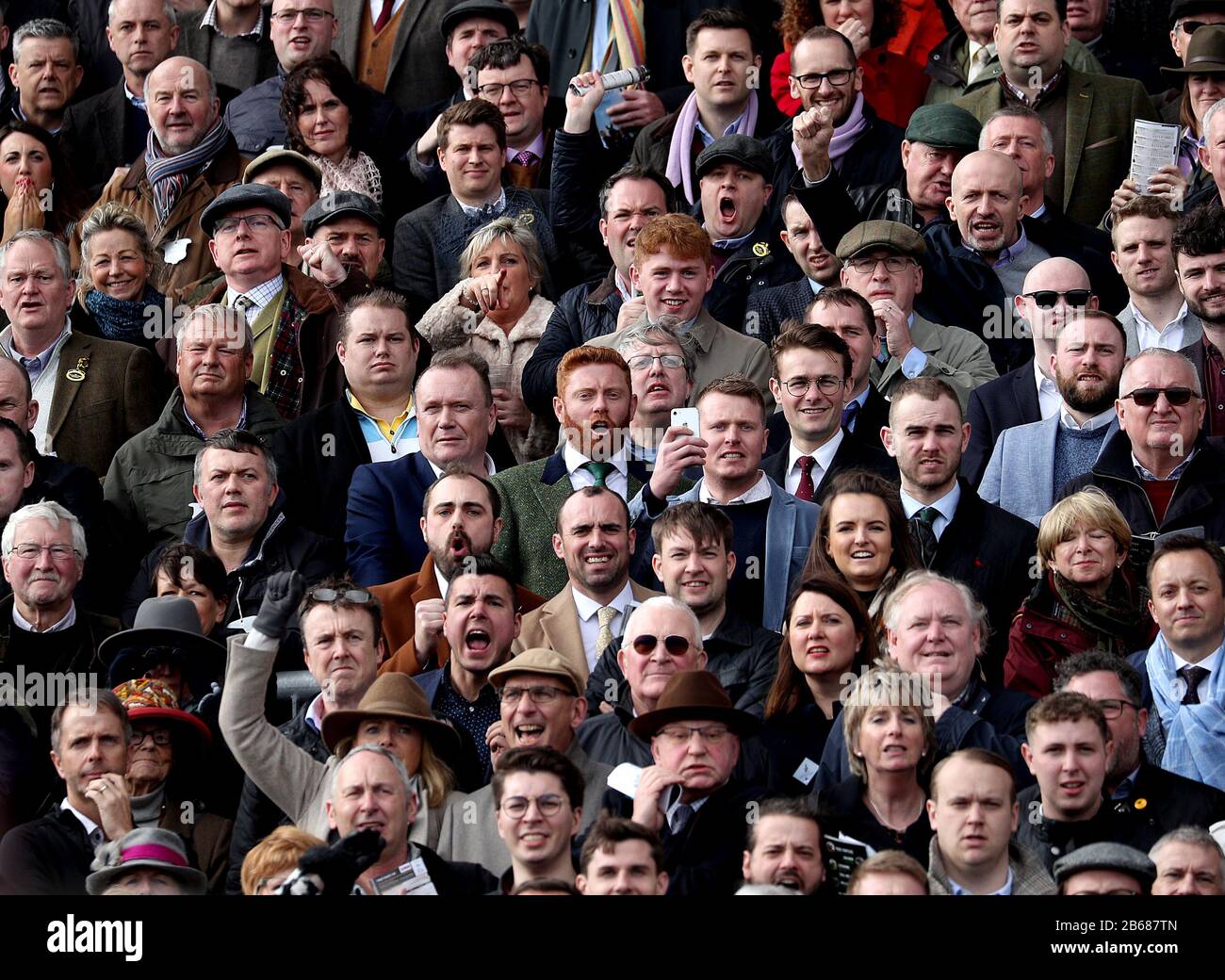 Cheltenham festival 2020 crowd hi-res stock photography and images - Alamy