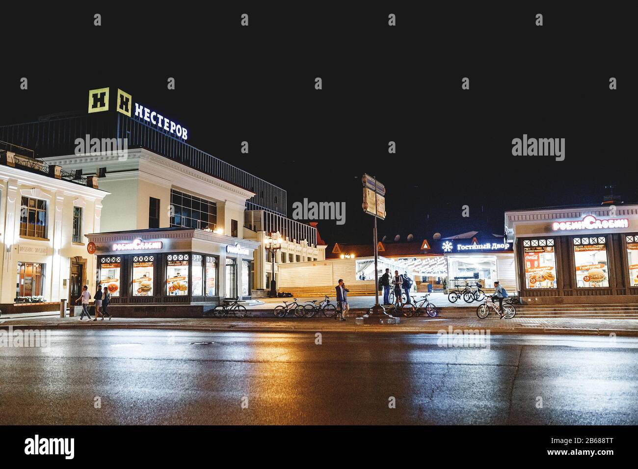 Night evening cafe skyline center hi-res stock photography and images ...