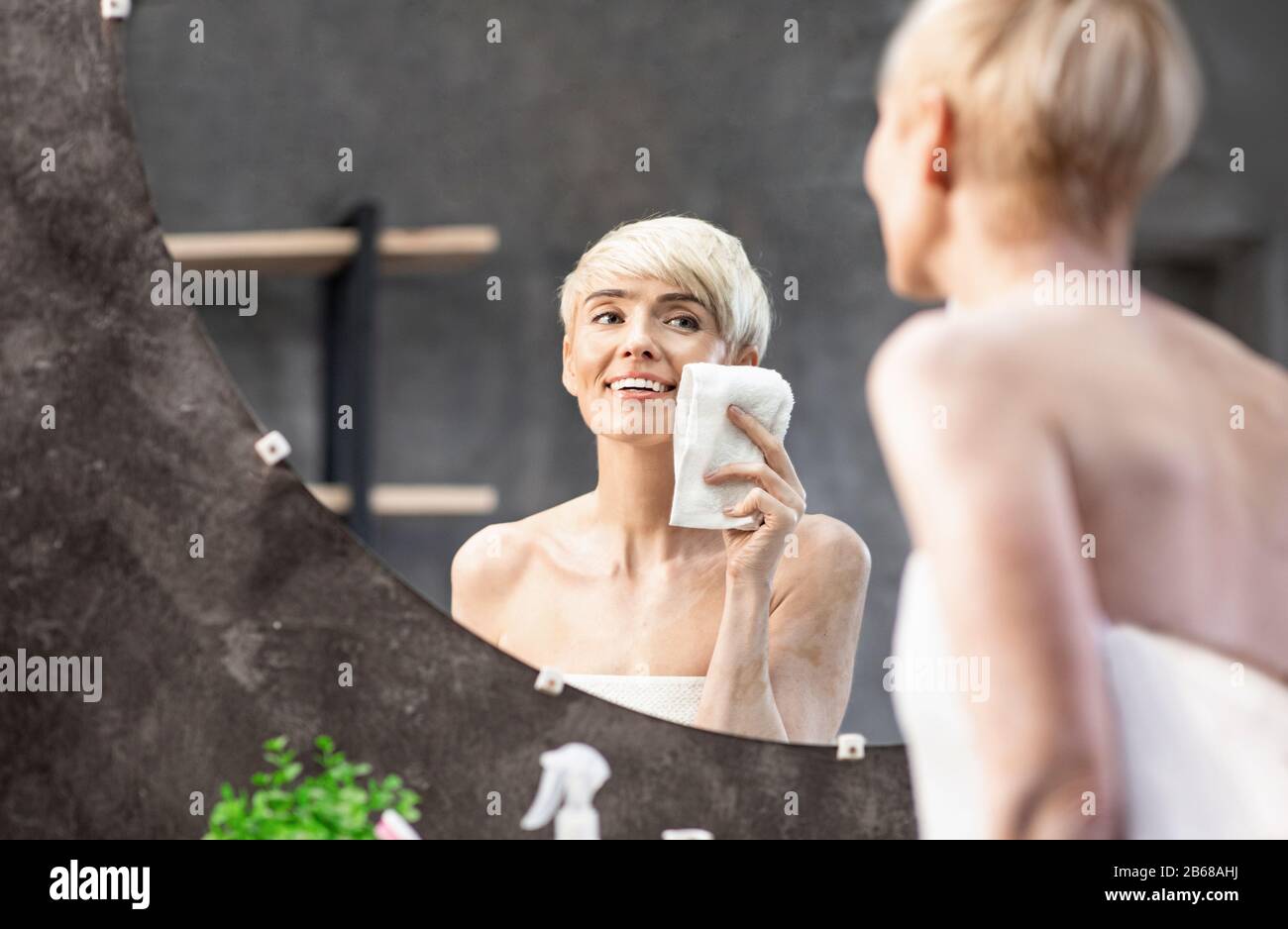 Drying hands towel hi-res stock photography and images - Alamy