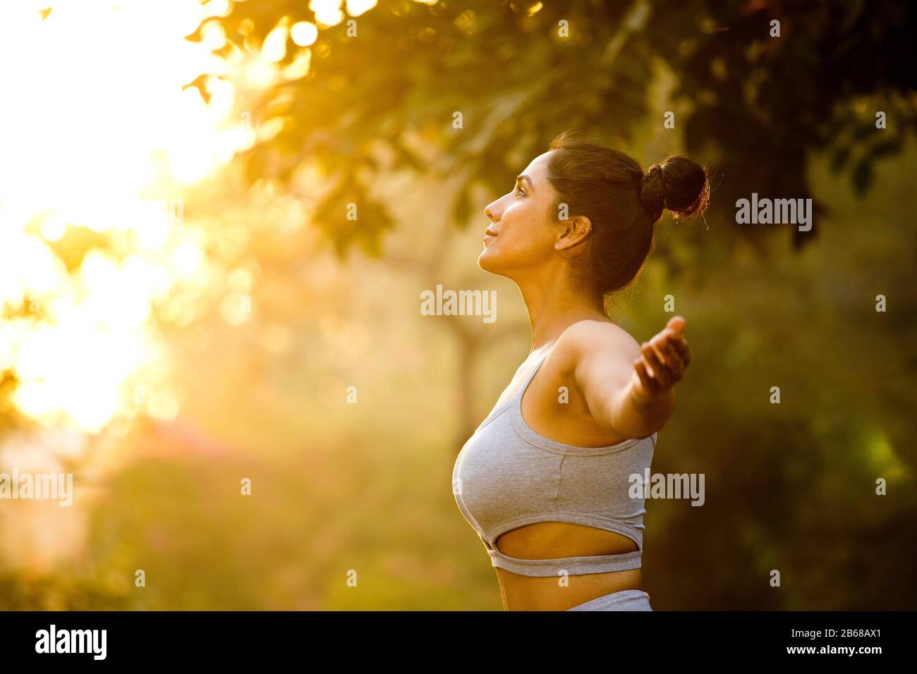 Beautiful woman exercising hi-res stock photography and images - Alamy