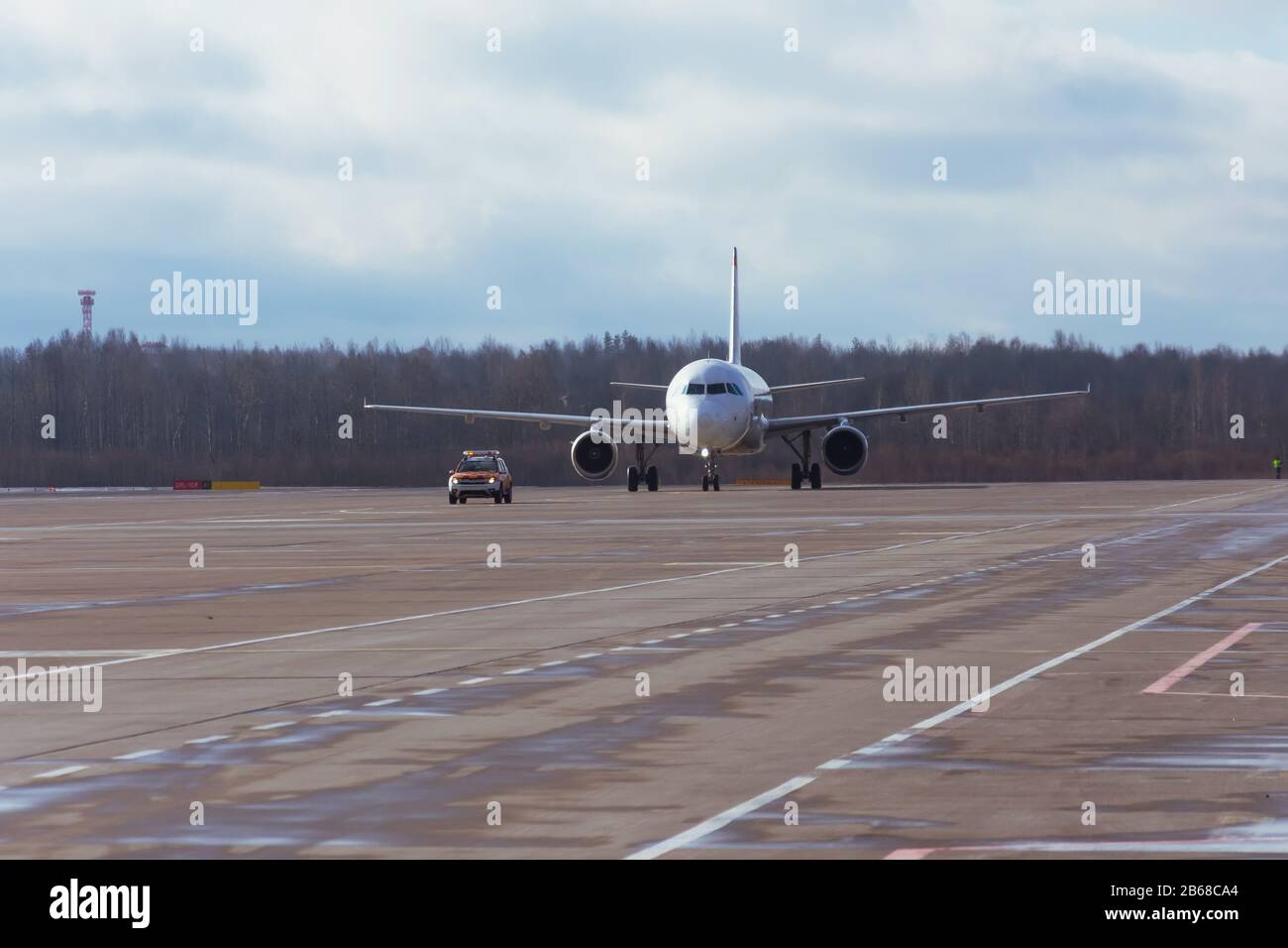 Rear view airplane taxiing terminal hi-res stock photography and images ...