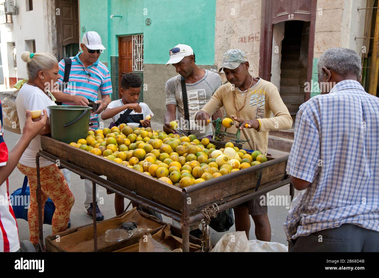 Market stall selling fresh lemon juice in Havana Cuba Stock Photo - Alamy