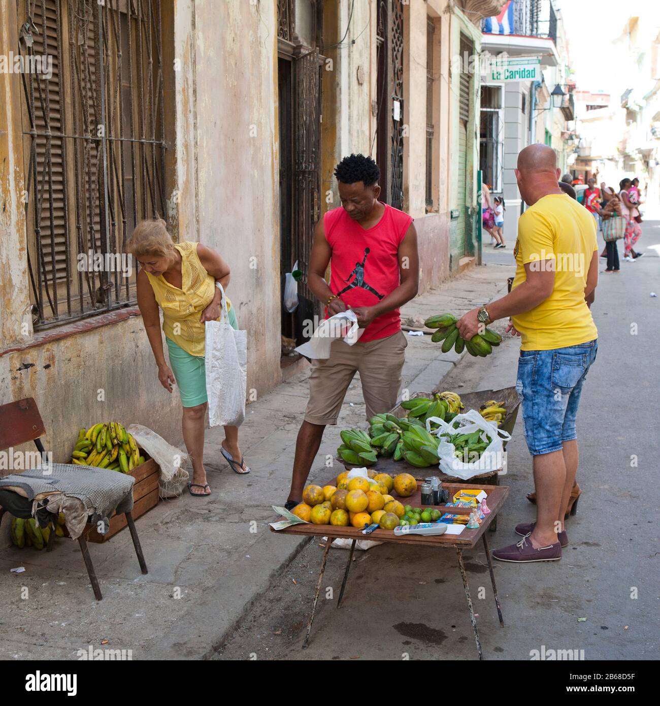 Market stall selling fresh lemon juice in Havana Cuba Stock Photo - Alamy