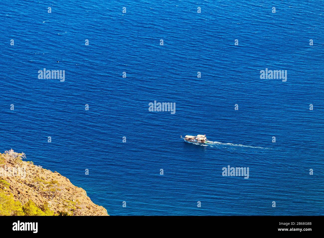 Aerial view of tropical island and yacht sailing on a blue sea Stock ...