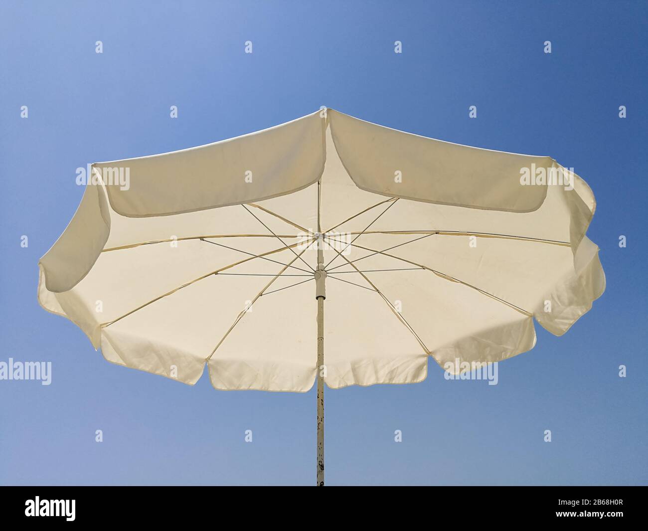 Under the white fabric beach umbrella shade during sunny day Stock ...