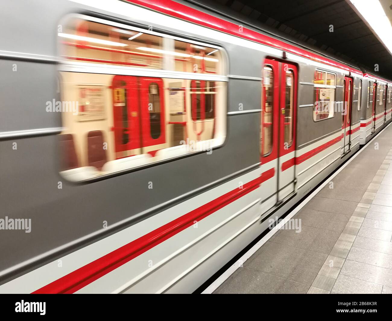Metro train with motion blur moving in the underground station Stock ...