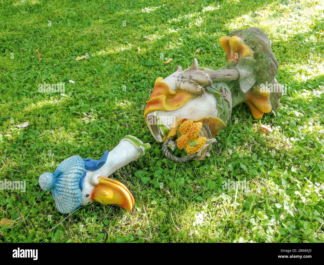 Duck statue hi-res stock photography and images - Alamy