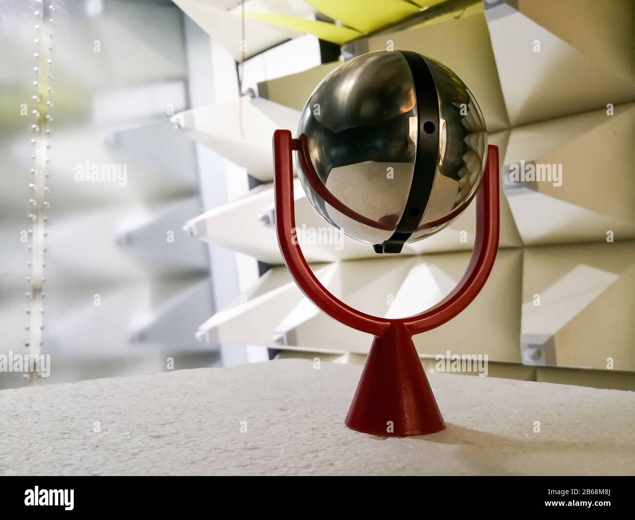 Spherical dipole radiation source for emc laboratory calibration in ...