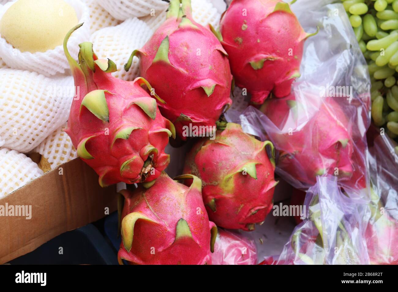 Dragon fruit. Lots of dragon fruits in the shop Stock Photo - Alamy