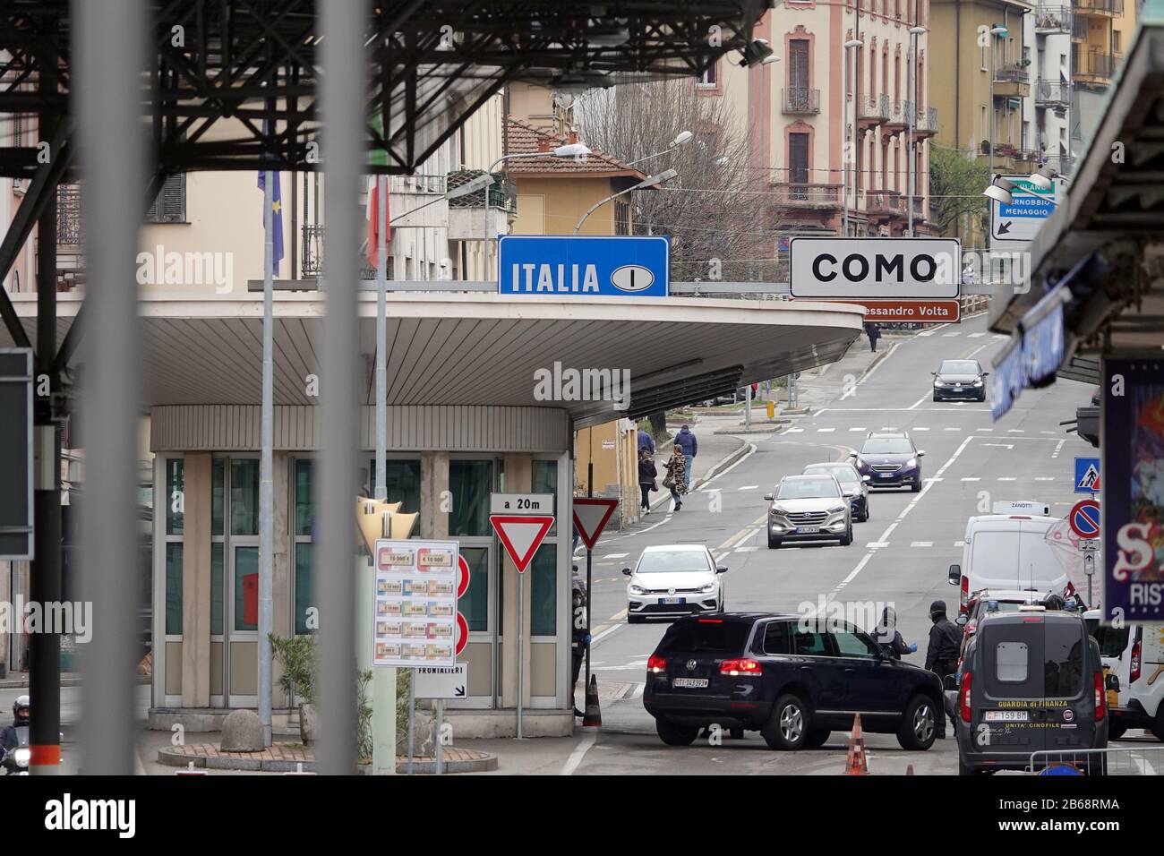 Chiasso, Switzerland. 10th Mar, 2020. Customs officers check the papers ...